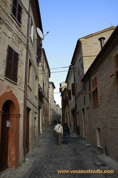Vacanzelandia - Itinerari Diari di Viaggio Marche: Corridonia - 1o giorno