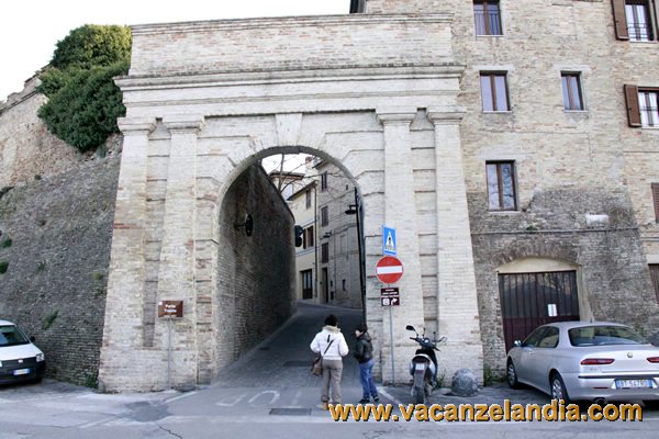 Vacanzelandia - Itinerari Diari di Viaggio Marche: Corridonia - 1o giorno